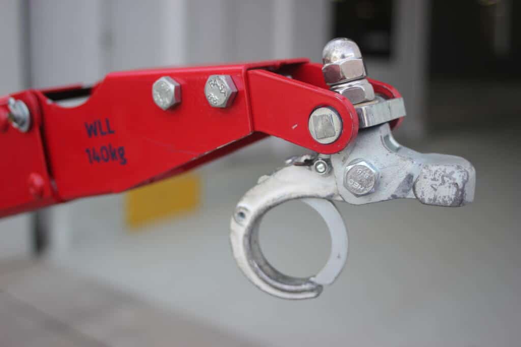 Self closing hook assembly - Taman